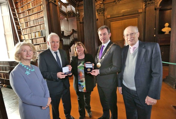 Members of the Clontarf 2014 committee presenting commemorative Brían ...